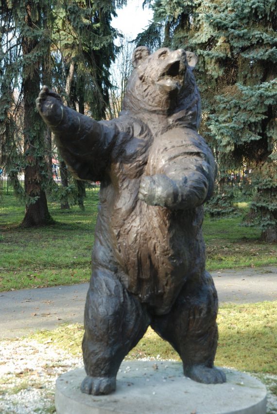 The Bizarre Tale of the Beer Drinking, Nazi Fighting Bear of World War II